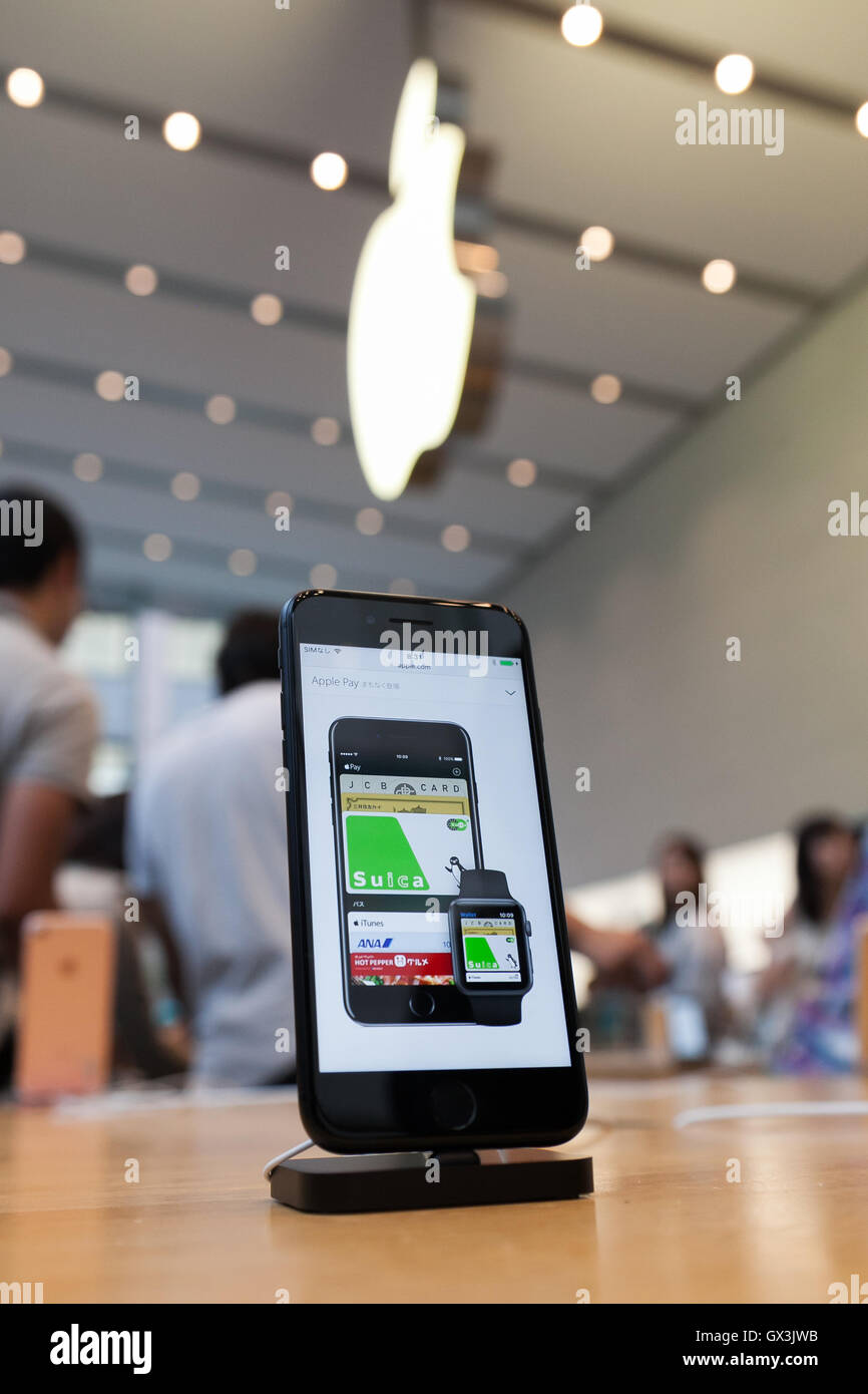 Iphone 7 on display apple store hi-res stock photography and images - Alamy