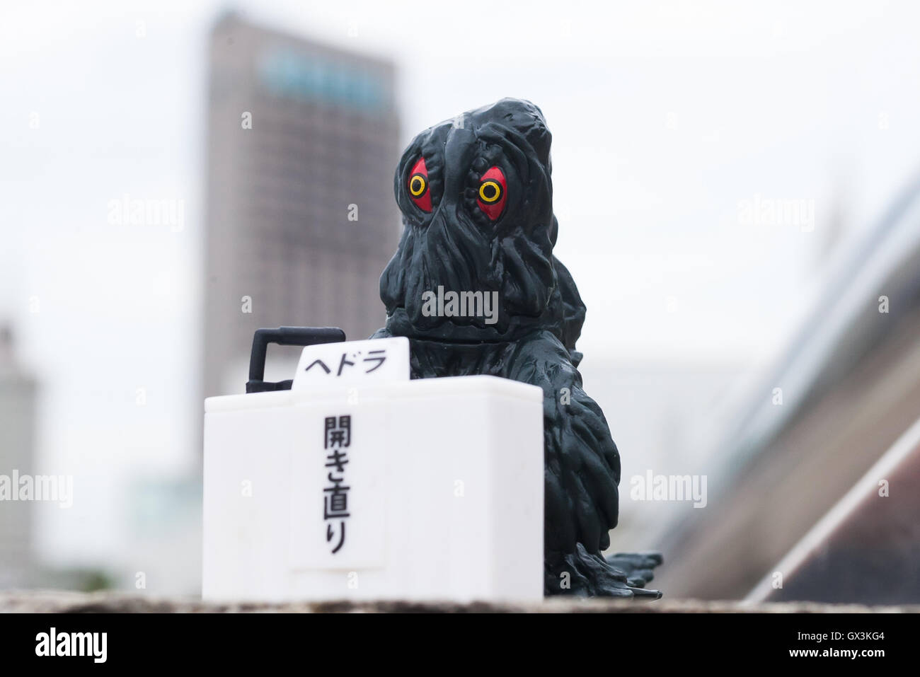 Japanese bowing apology hi-res stock photography and images - Alamy