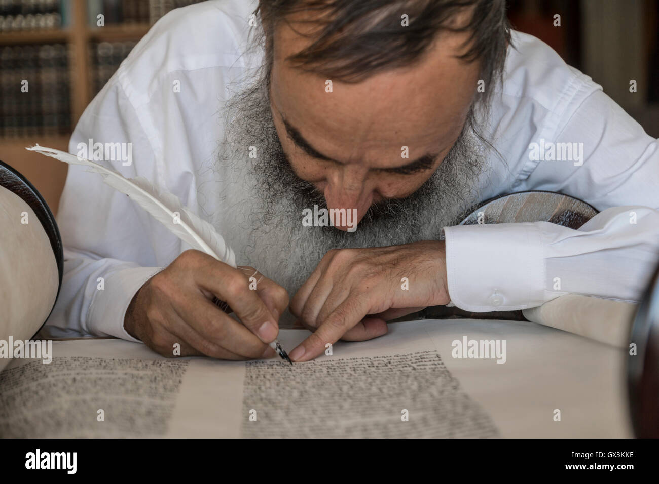 Ancient torah jewish scroll hi-res stock photography and images - Alamy