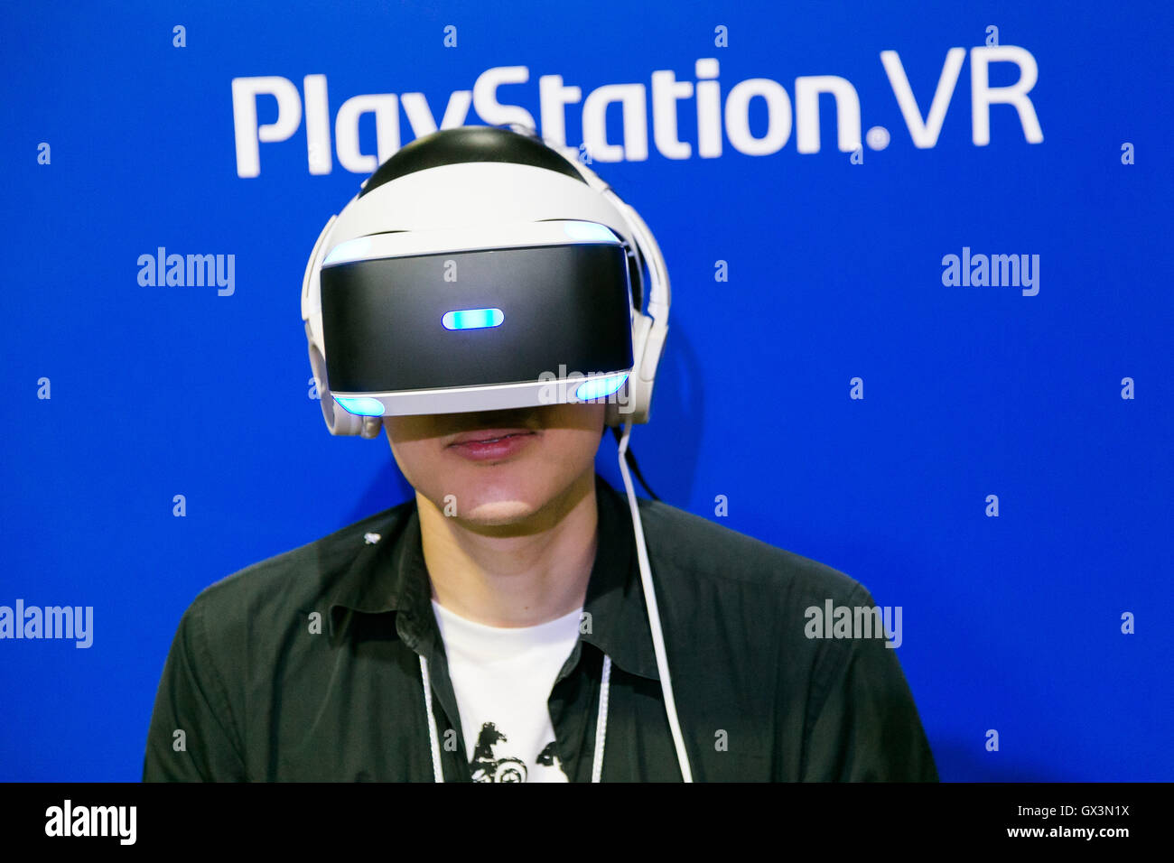 Tokyo, Japan. 16th September, 2016. A visitor tries a Sony PlayStation ...