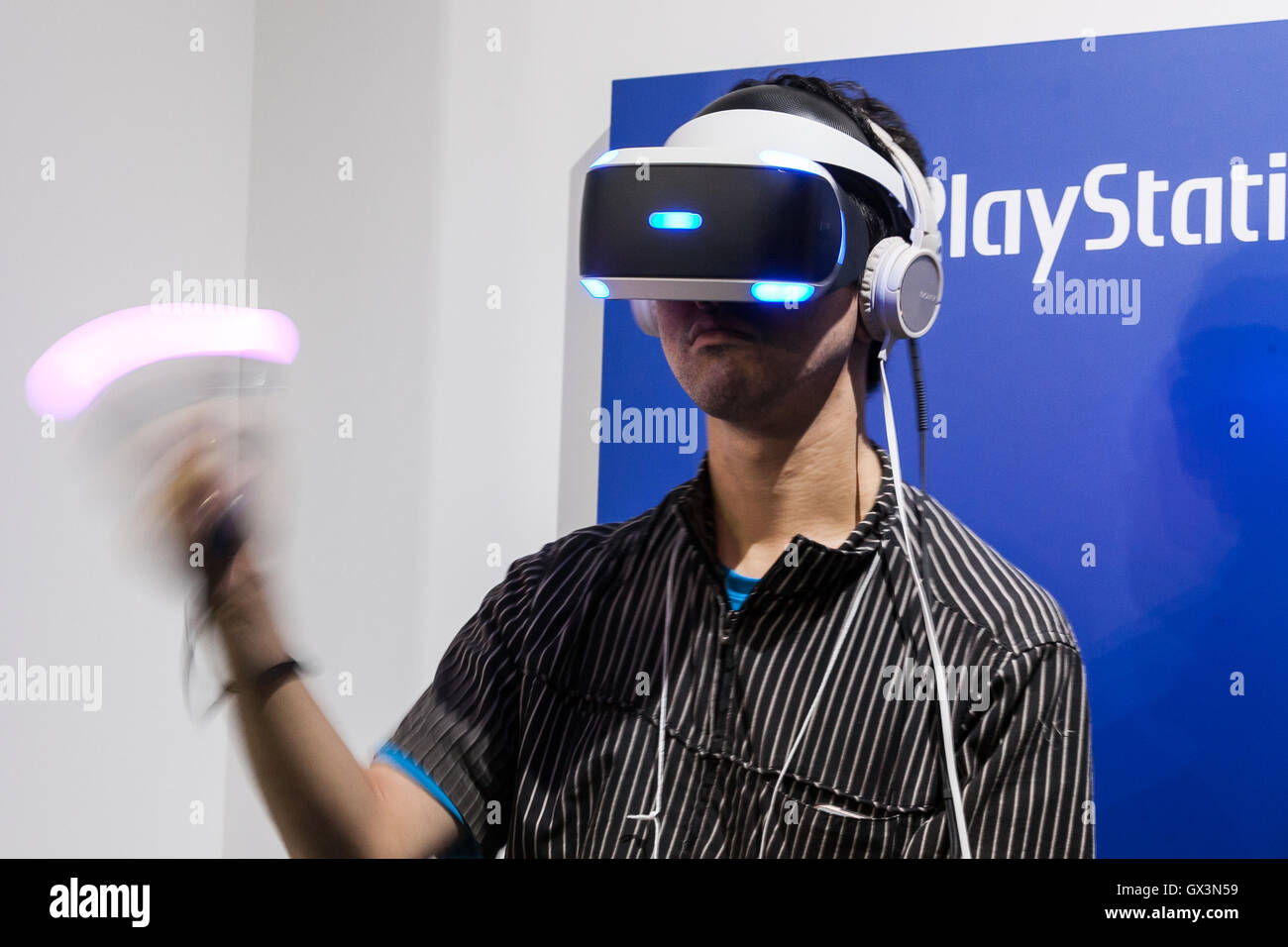 Tokyo, Japan. 16th September, 2016. A visitor tries a Sony PlayStation ...