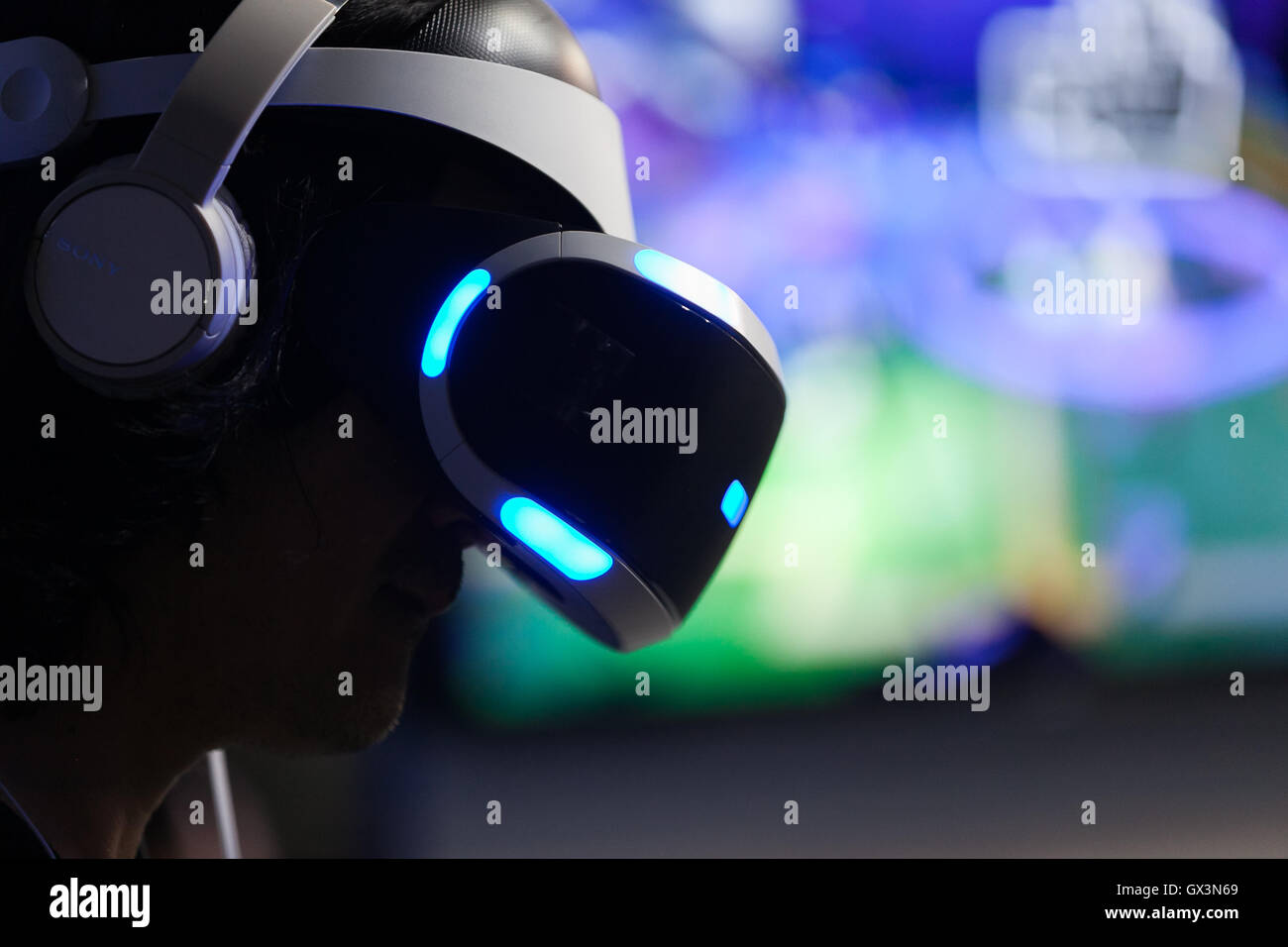 Tokyo, Japan. 16th September, 2016. A visitor tries a Sony PlayStation ...