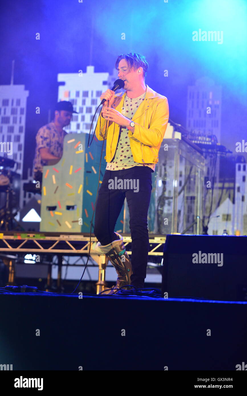 Ricky Wilson of the Kaiser Chiefs performs with a cast on his leg at ...