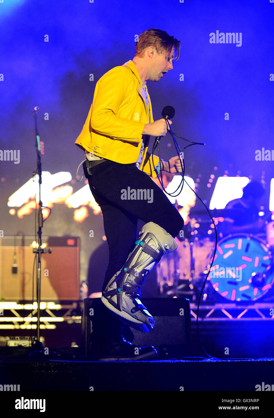 Ricky Wilson of the Kaiser Chiefs performs with a cast on his leg at ...
