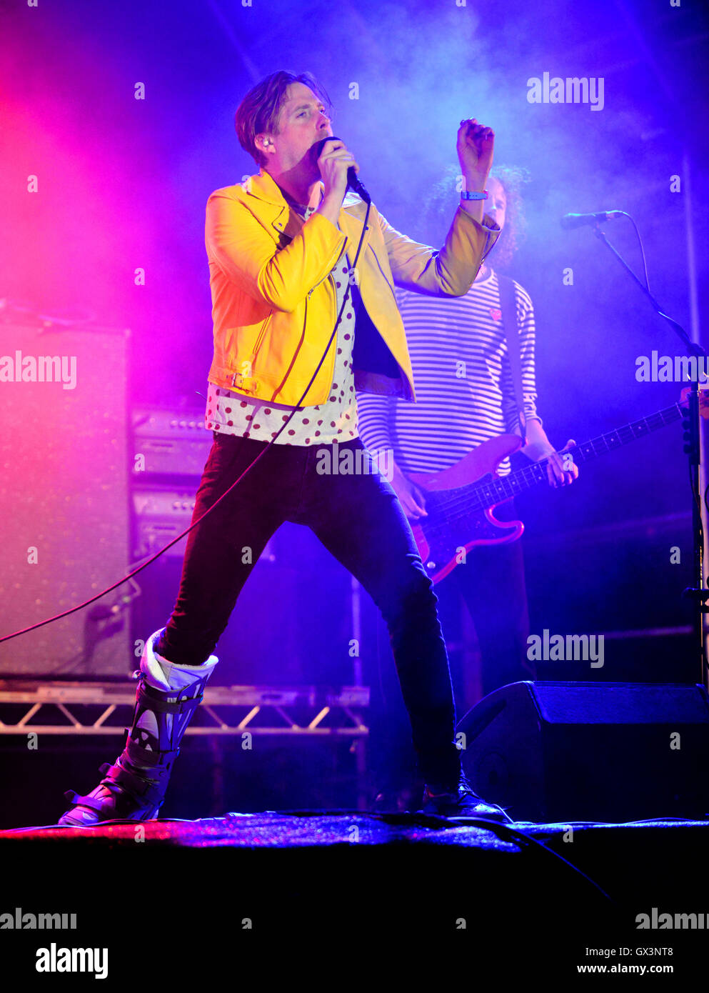 Ricky Wilson of the Kaiser Chiefs performs with a cast on his leg at ...