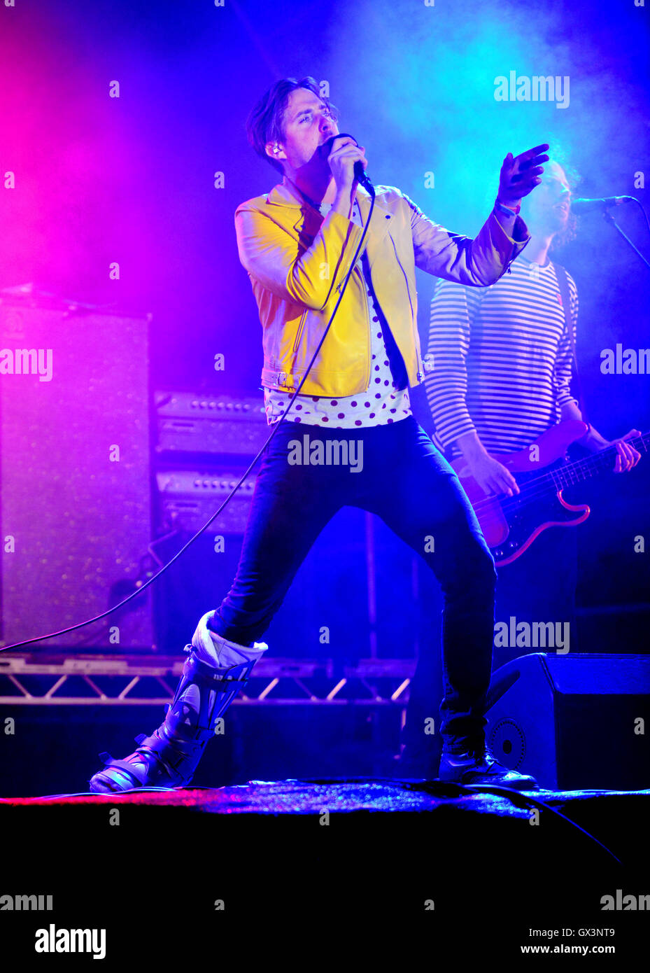 Ricky Wilson of the Kaiser Chiefs performs with a cast on his leg at ...