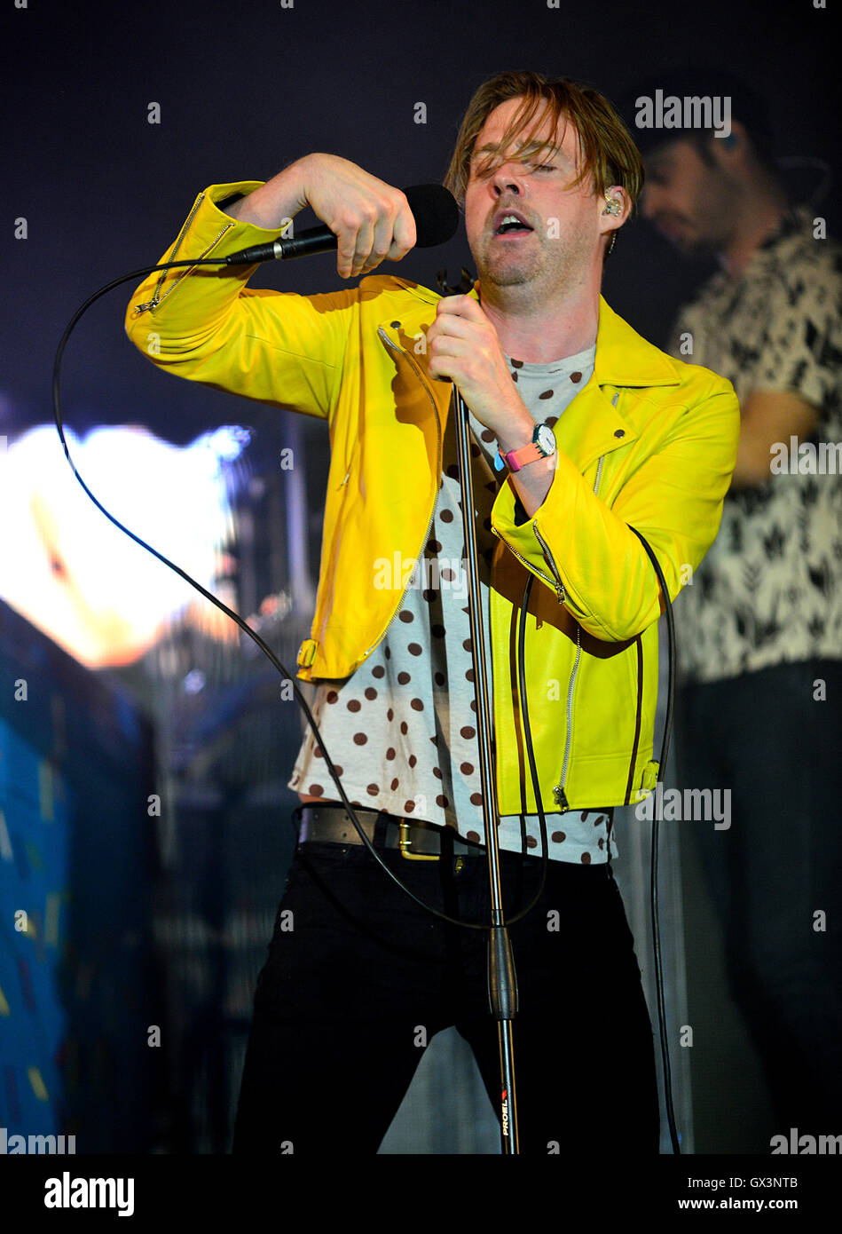 Ricky Wilson of the Kaiser Chiefs performs with a cast on his leg at ...
