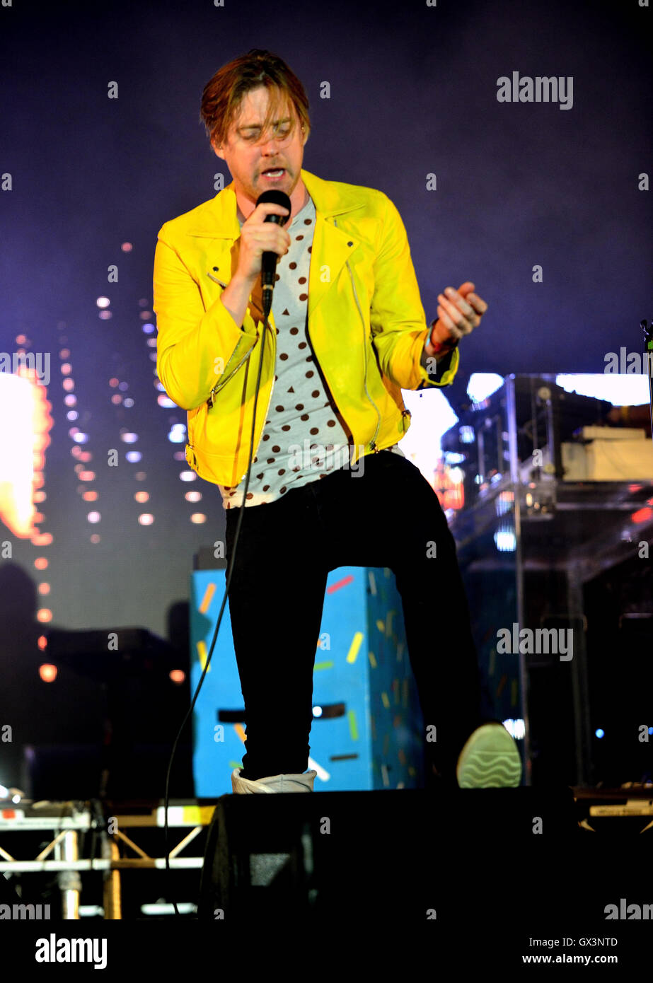 Ricky Wilson of the Kaiser Chiefs performs with a cast on his leg at ...