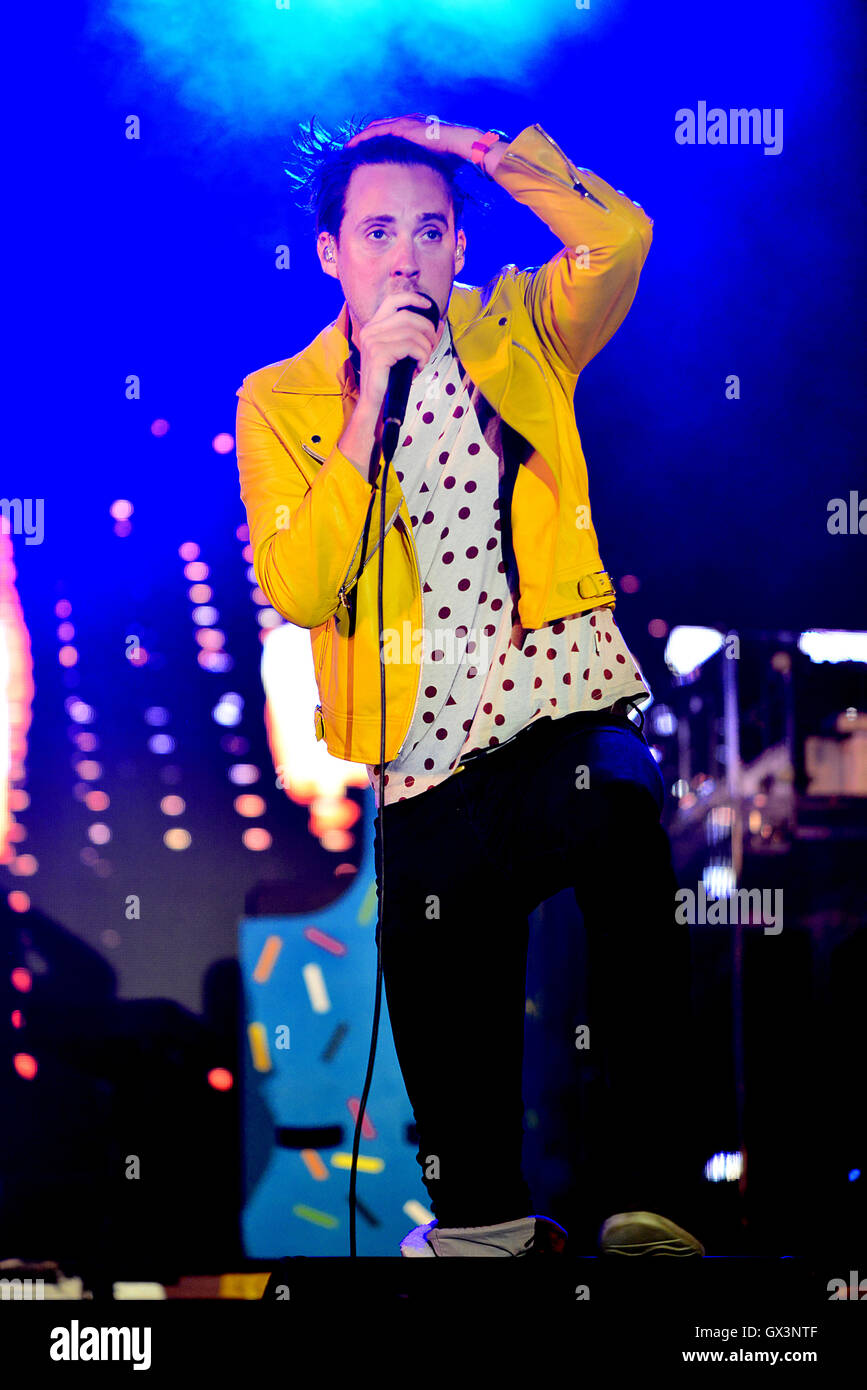 Ricky Wilson of the Kaiser Chiefs performs with a cast on his leg at ...