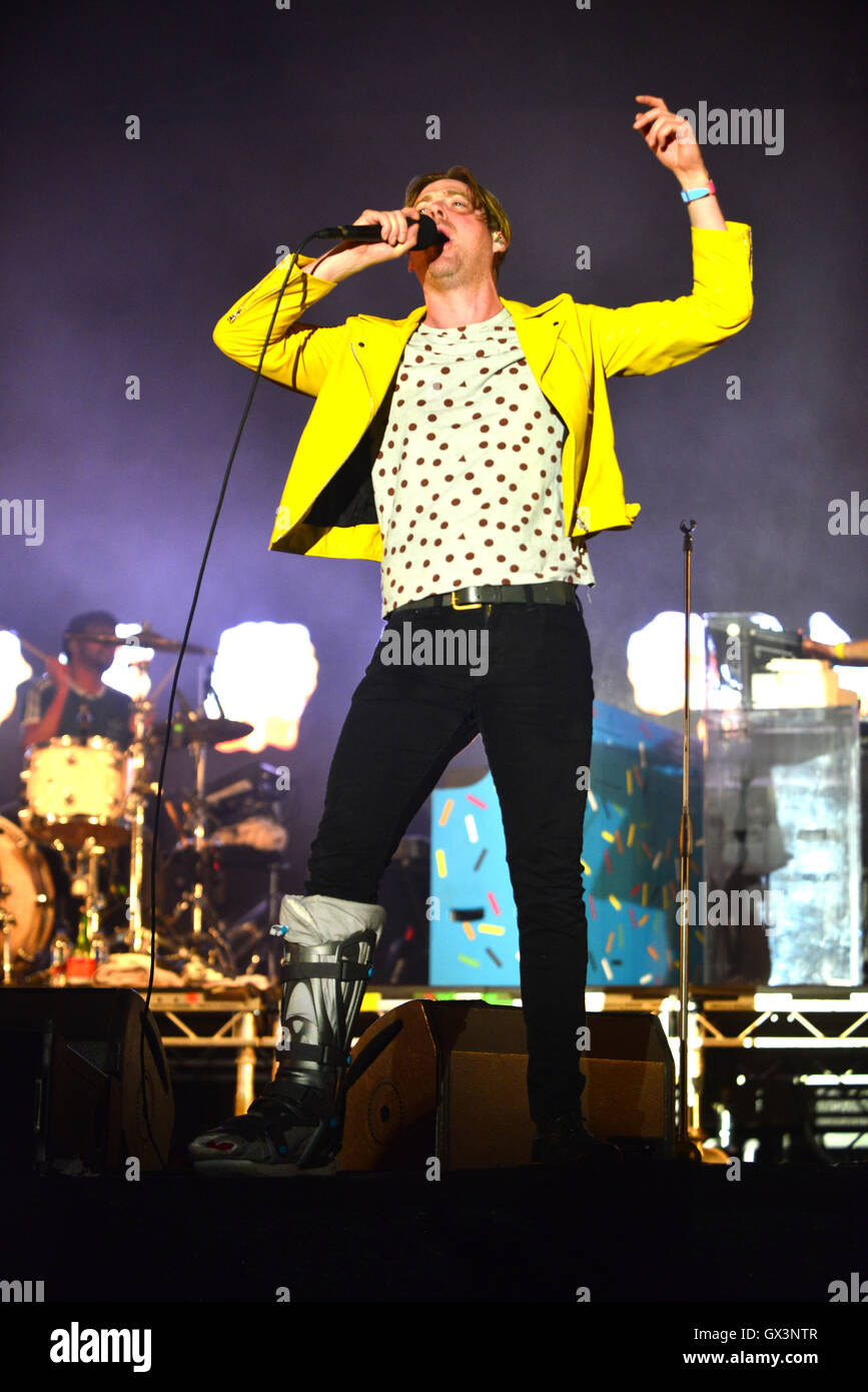 Ricky Wilson of the Kaiser Chiefs performs with a cast on his leg at ...