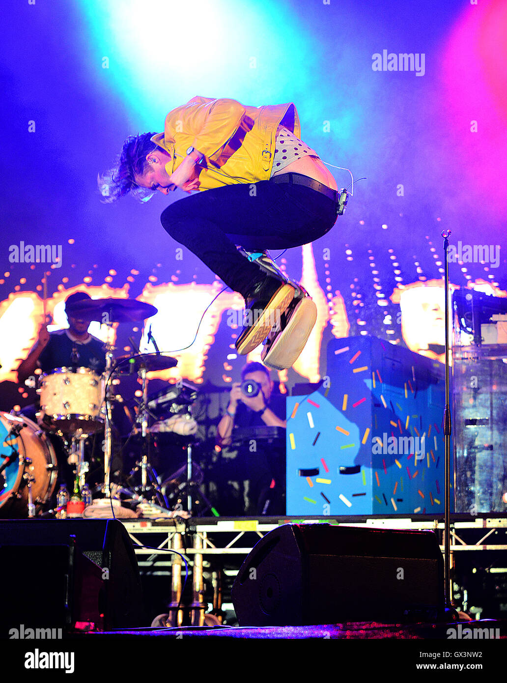 Ricky Wilson of the Kaiser Chiefs performs with a cast on his leg at ...