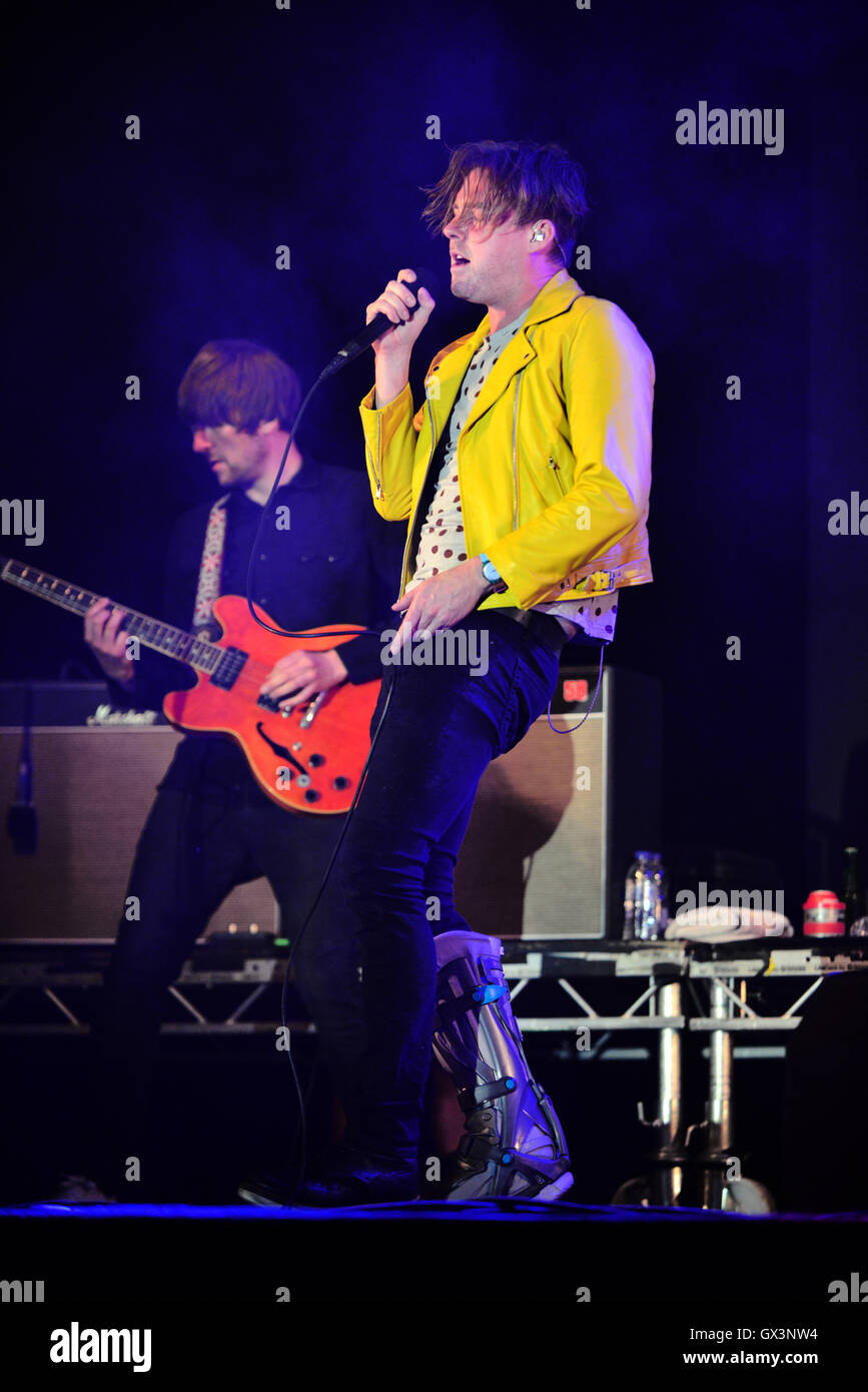 Ricky Wilson of the Kaiser Chiefs performs with a cast on his leg at ...
