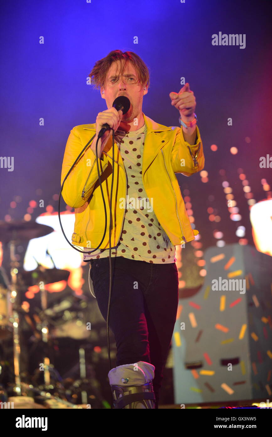 Ricky Wilson of the Kaiser Chiefs performs with a cast on his leg at ...