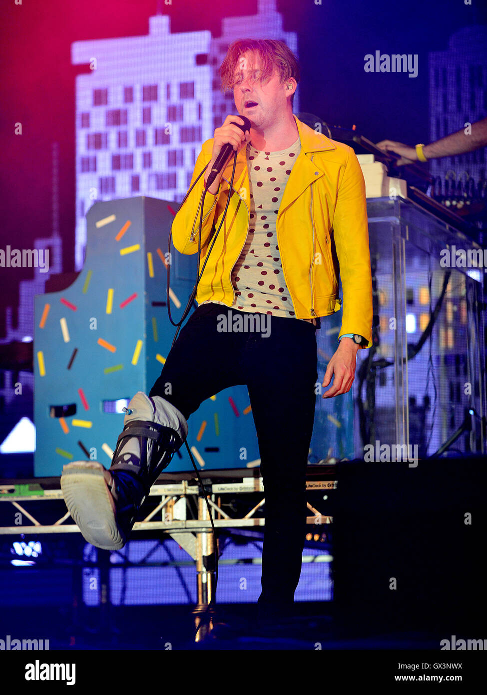 Ricky Wilson of the Kaiser Chiefs performs with a cast on his leg at ...