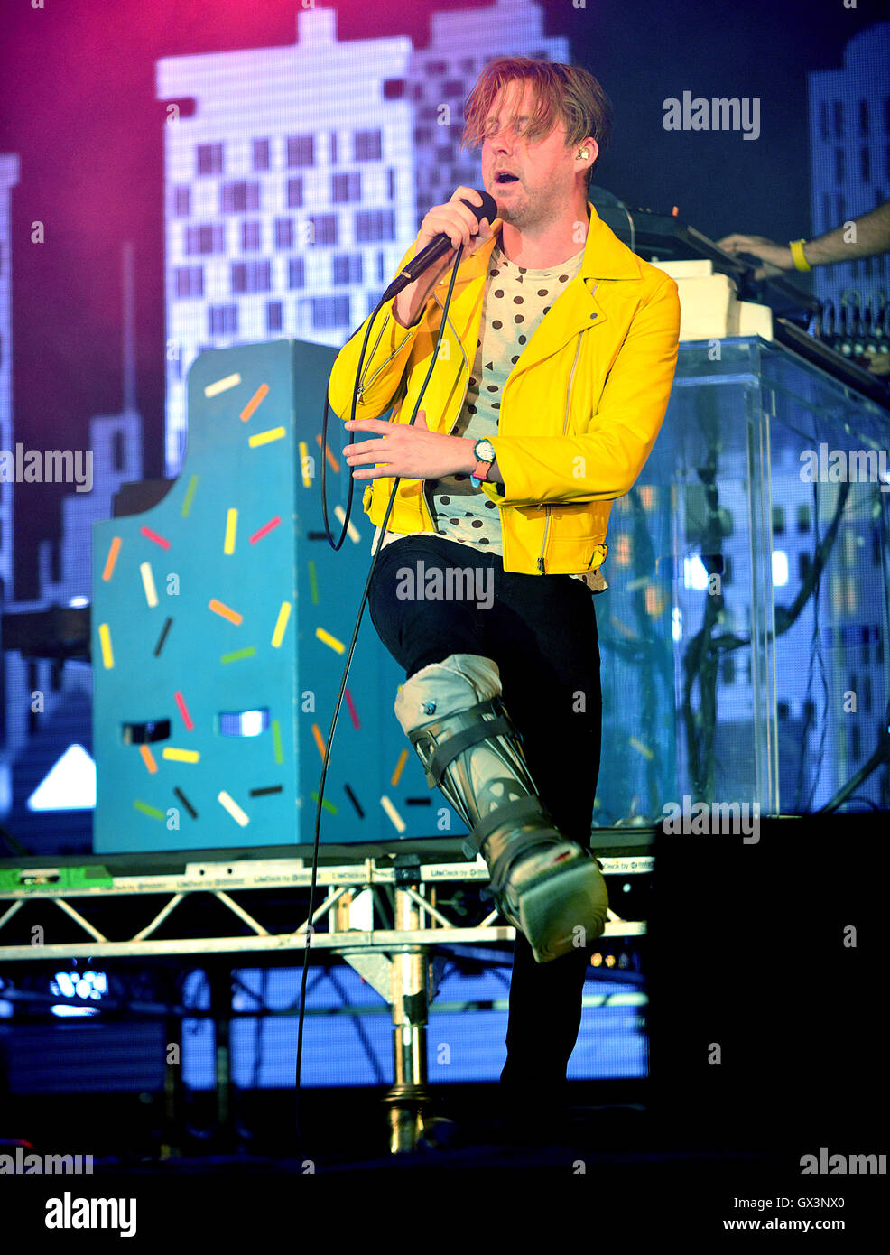 Ricky Wilson of the Kaiser Chiefs performs with a cast on his leg at ...