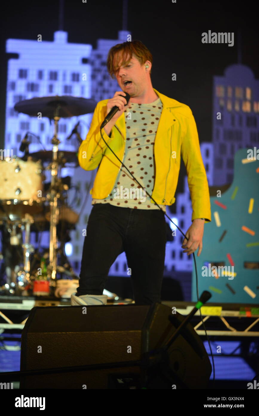 Ricky Wilson of the Kaiser Chiefs performs with a cast on his leg at ...