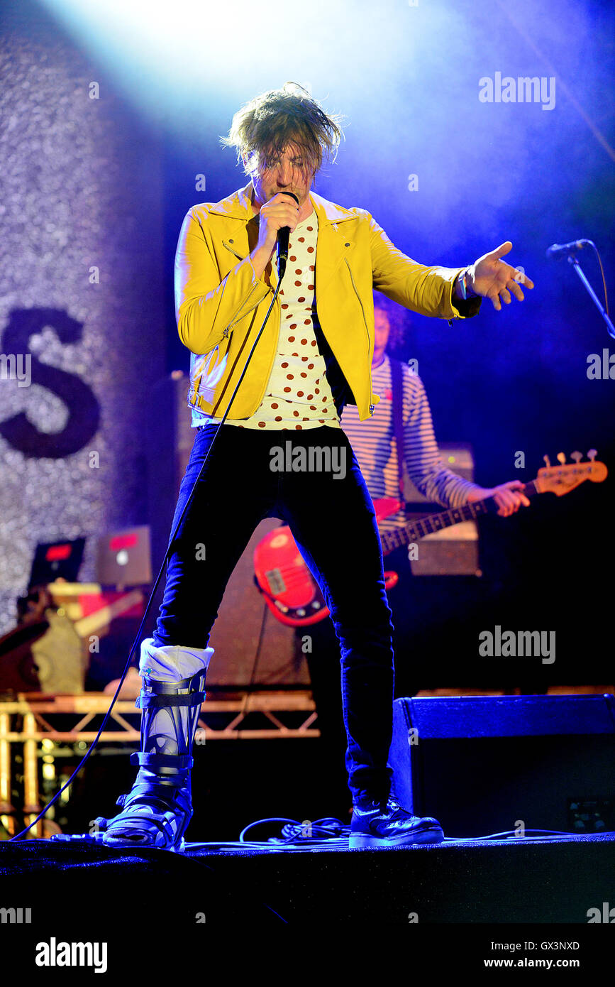 Ricky Wilson of the Kaiser Chiefs performs with a cast on his leg at ...