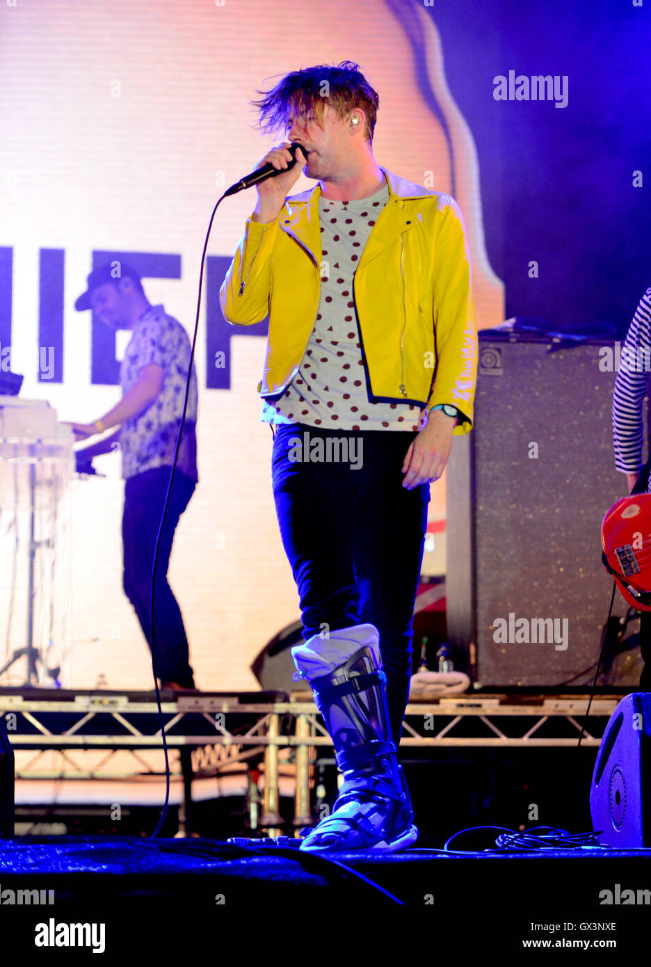 Ricky Wilson of the Kaiser Chiefs performs with a cast on his leg at ...