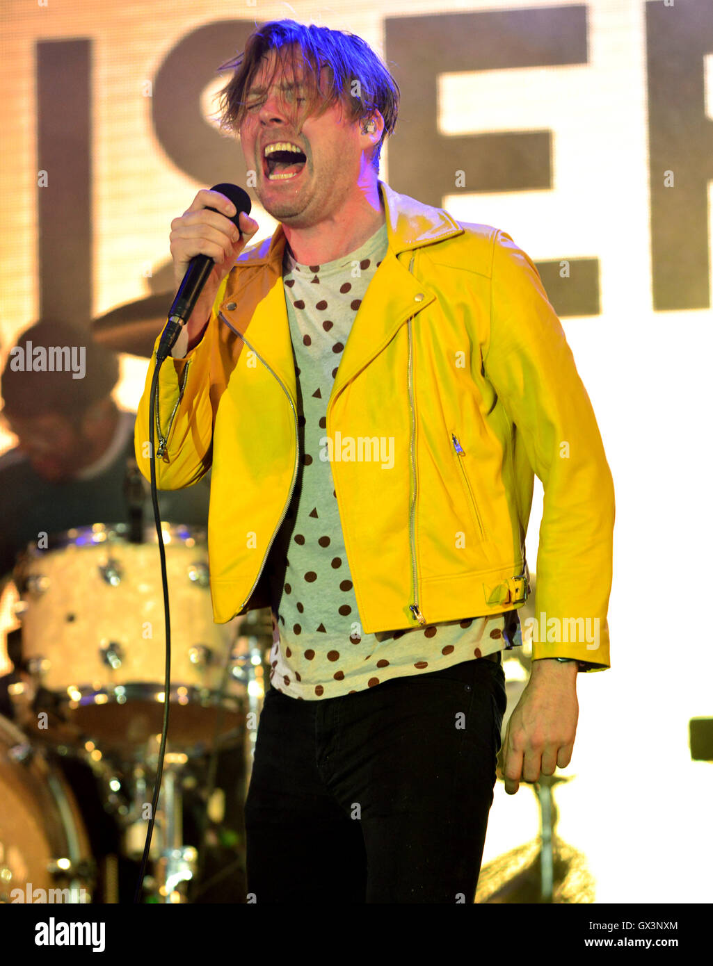 Ricky Wilson of the Kaiser Chiefs performs with a cast on his leg at ...