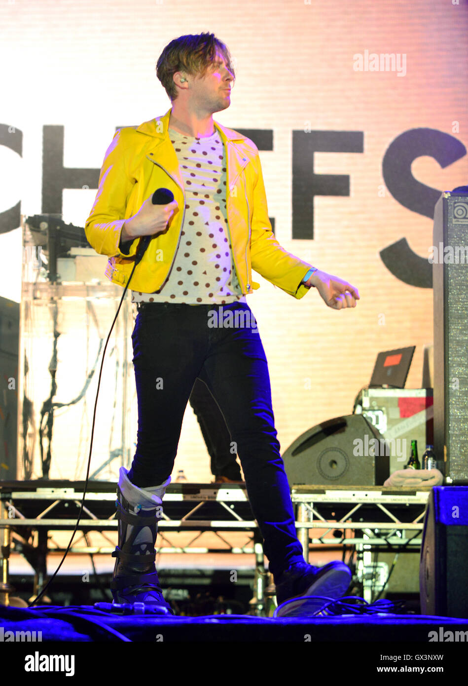 Ricky Wilson of the Kaiser Chiefs performs with a cast on his leg at ...