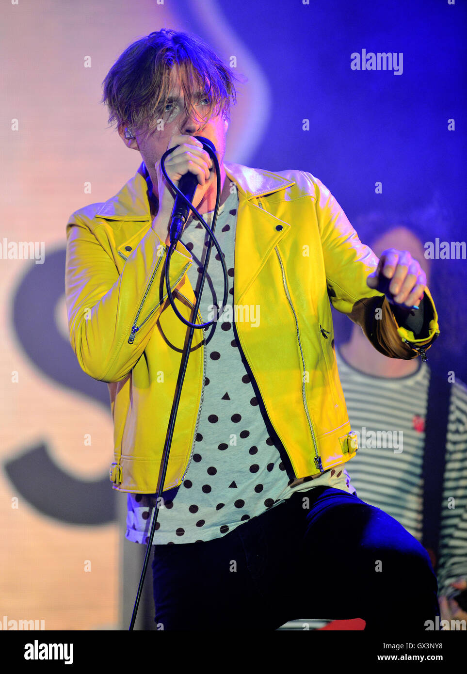 Ricky Wilson of the Kaiser Chiefs performs with a cast on his leg at ...