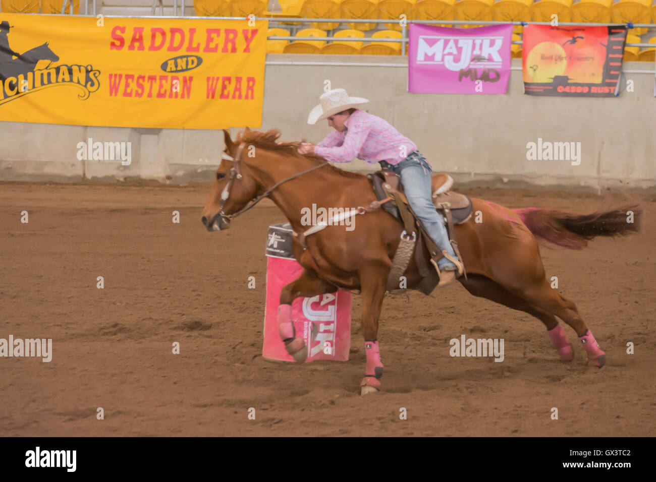 Cowgirl horse hi-res stock photography and images - Alamy