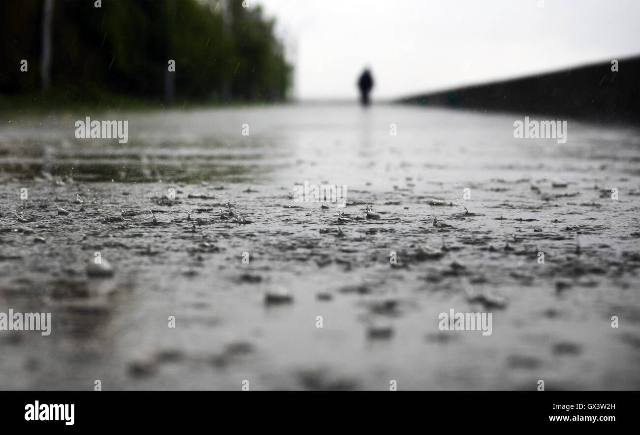 Heavy rain falling close up hi-res stock photography and images - Alamy