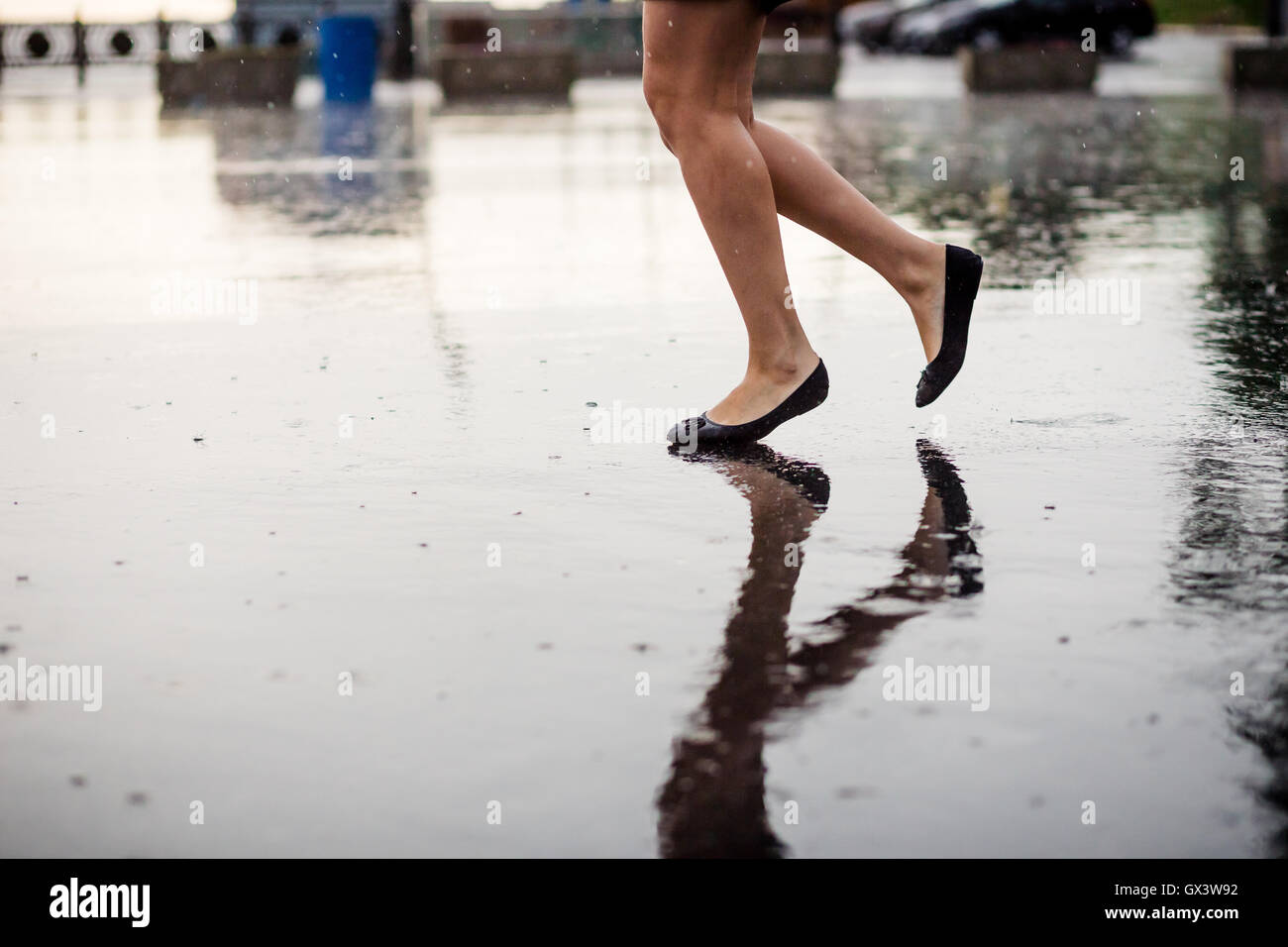 Woman heels legs rain hi-res stock photography and images - Alamy