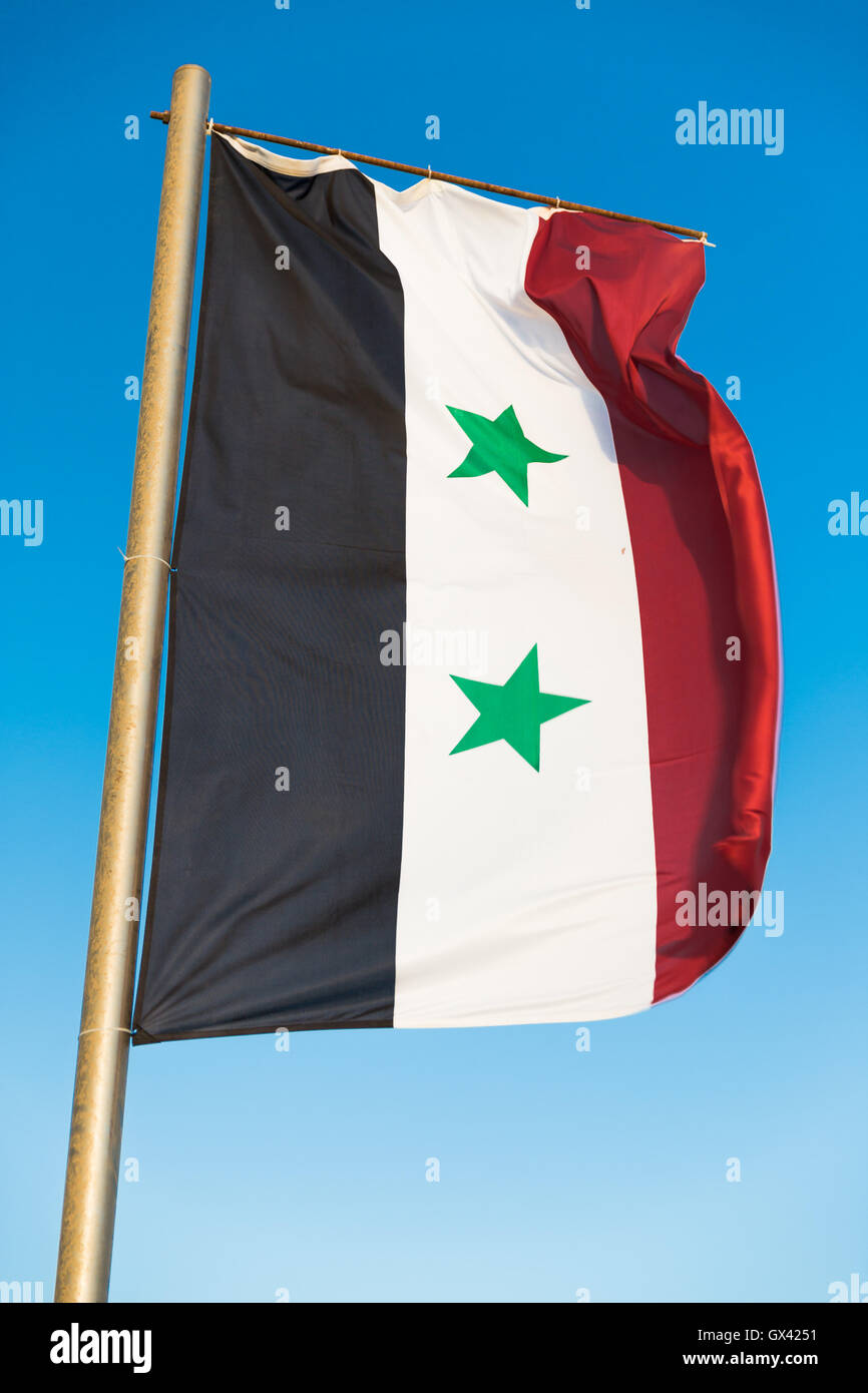 National flag of Syria on flagpole Stock Photo - Alamy