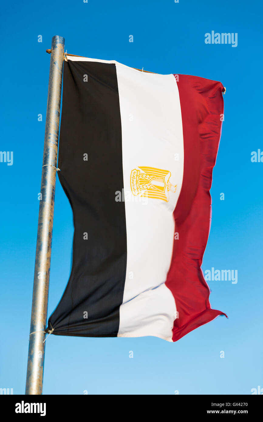 Egyptian flag on flagpole Stock Photo - Alamy
