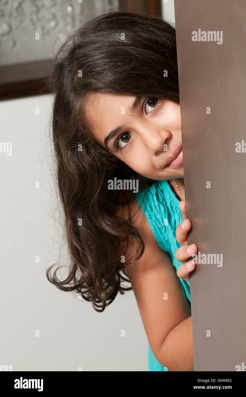 Kids behind wall peeking hi-res stock photography and images - Alamy