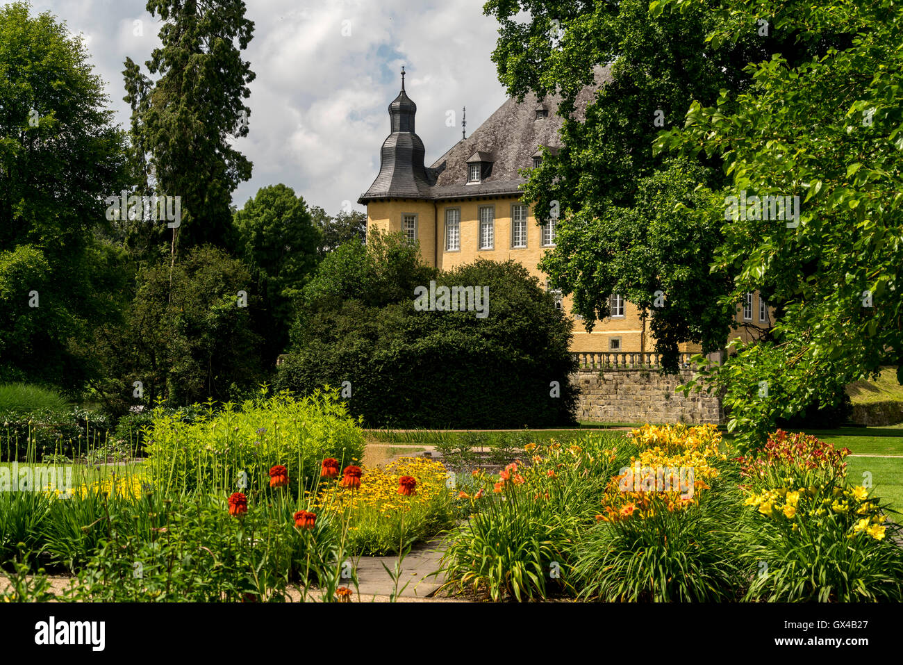 Gardens of the moated castle dyck hi-res stock photography and images ...
