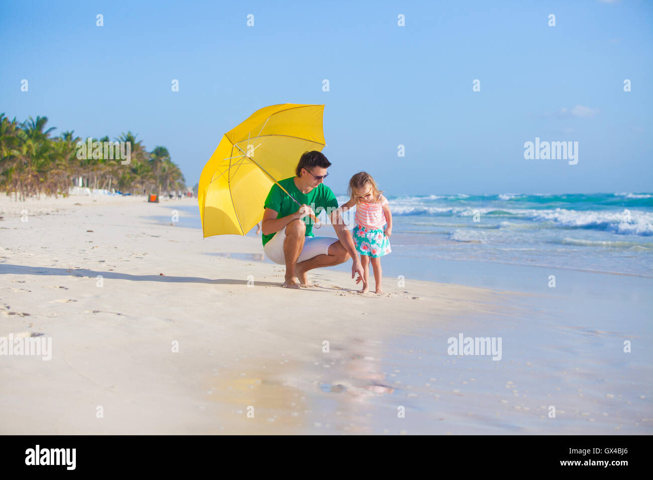 Man hiding from the sun hi-res stock photography and images - Alamy