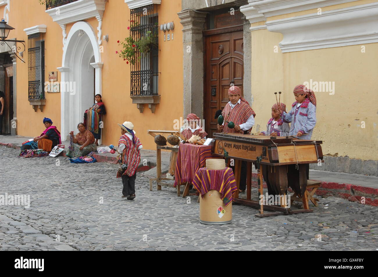 Indigenous family hi-res stock photography and images - Alamy