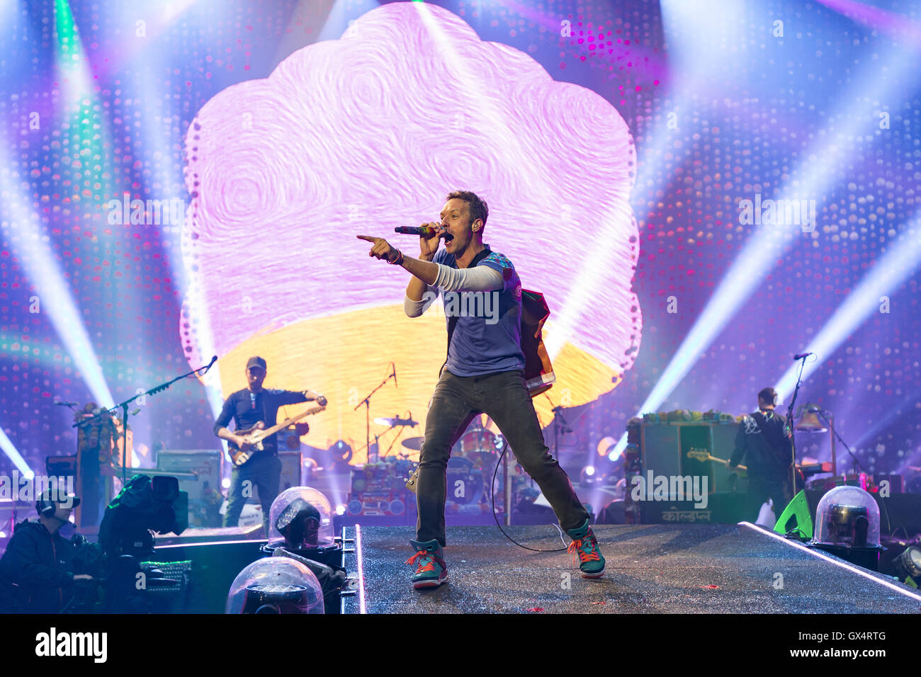 Coldplay performs live with a fantastic light display at Wembley ...