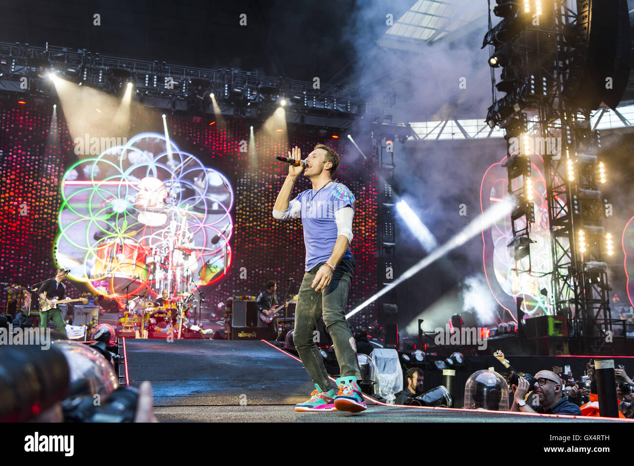Coldplay performs live with a fantastic light display at Wembley ...