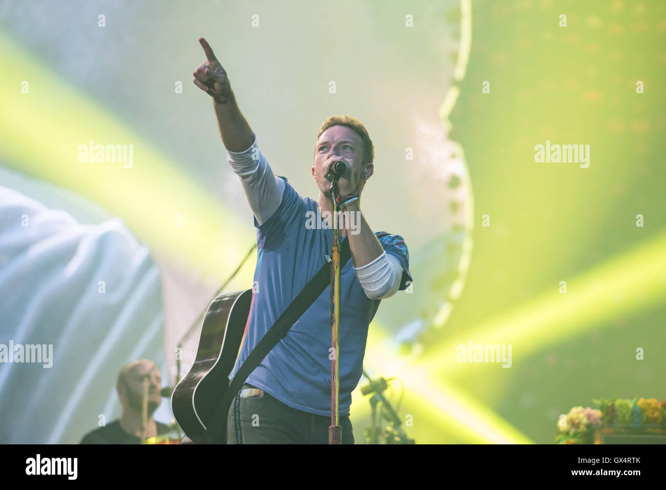 Coldplay performs live with a fantastic light display at Wembley ...