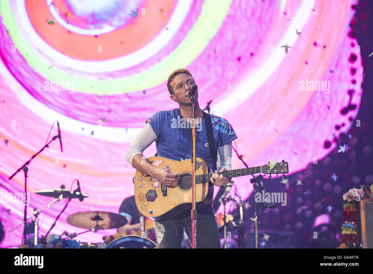 Coldplay performs live with a fantastic light display at Wembley ...