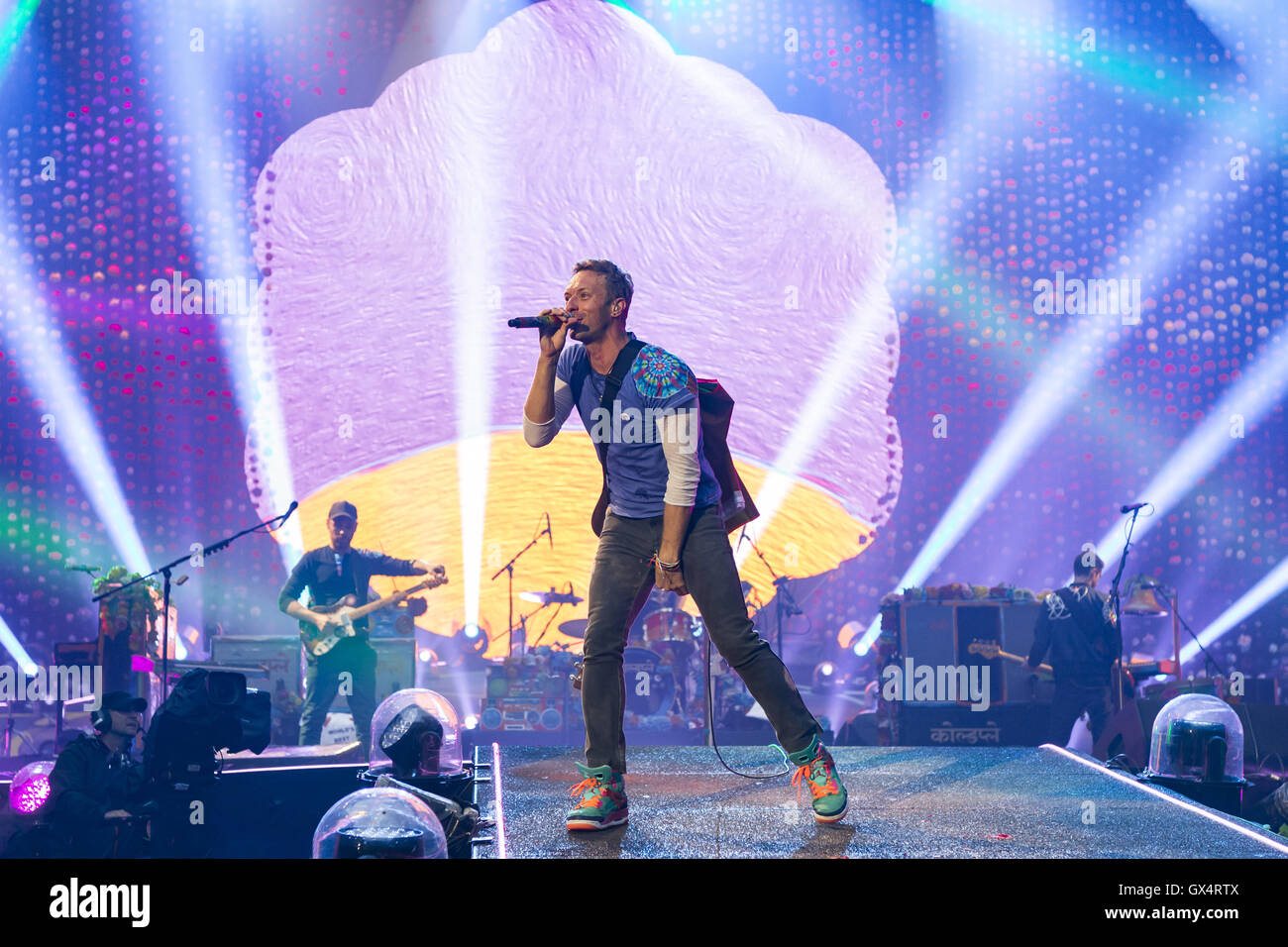 Coldplay performs live with a fantastic light display at Wembley ...