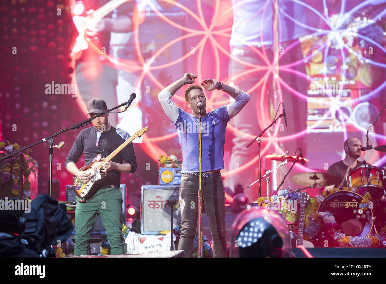 Coldplay performs live with a fantastic light display at Wembley ...