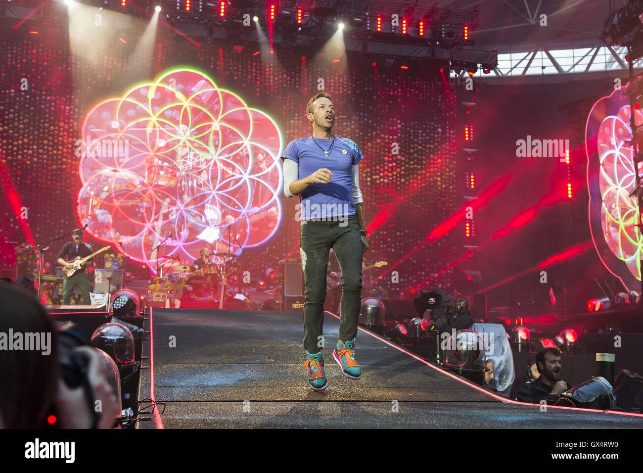 Coldplay performs live with a fantastic light display at Wembley ...
