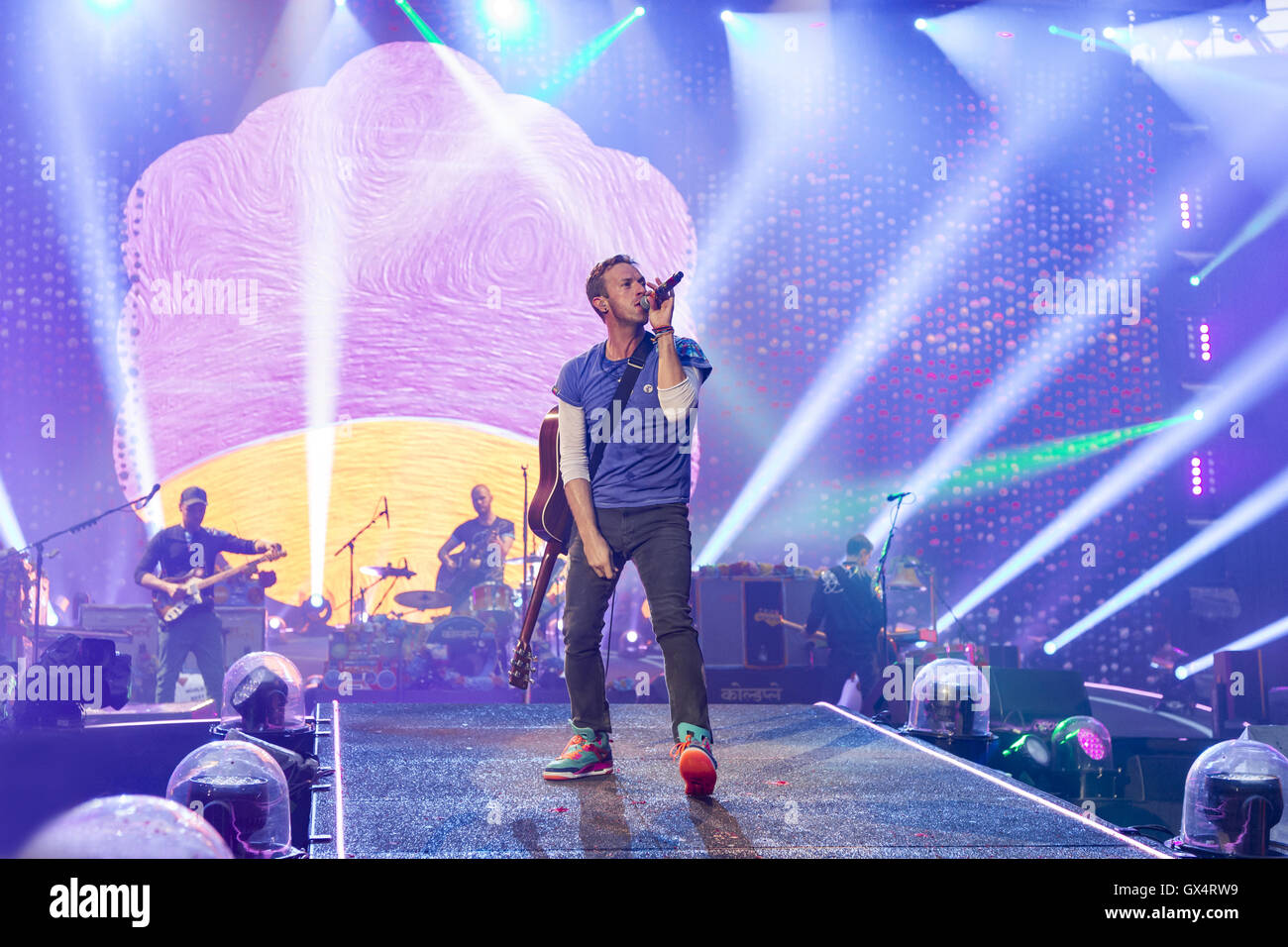 Coldplay performs live with a fantastic light display at Wembley ...