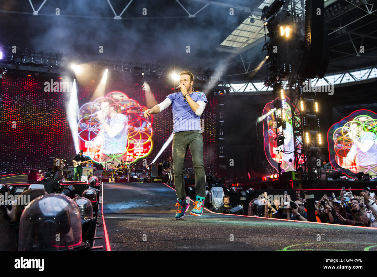 Coldplay performs live with a fantastic light display at Wembley ...