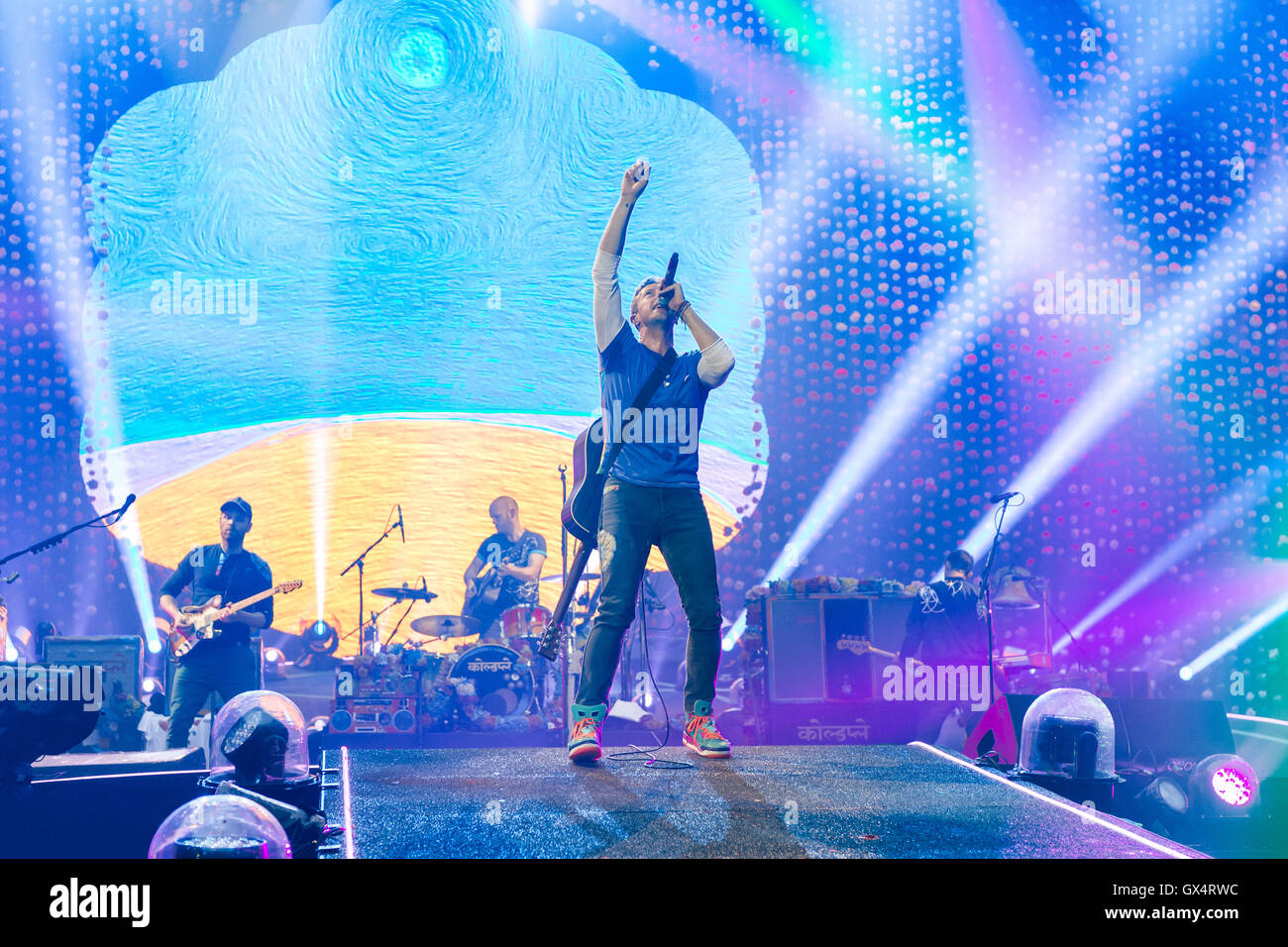 Coldplay performs live with a fantastic light display at Wembley ...