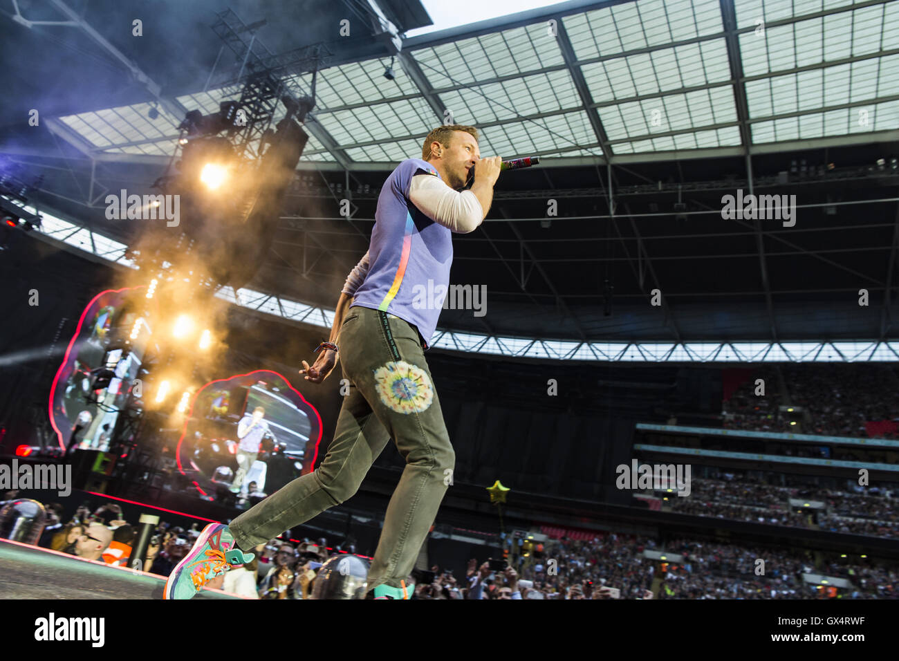Coldplay performs live with a fantastic light display at Wembley ...