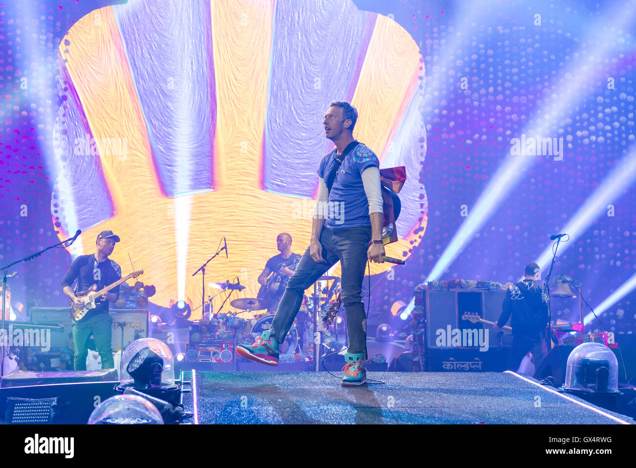 Coldplay performs live with a fantastic light display at Wembley ...