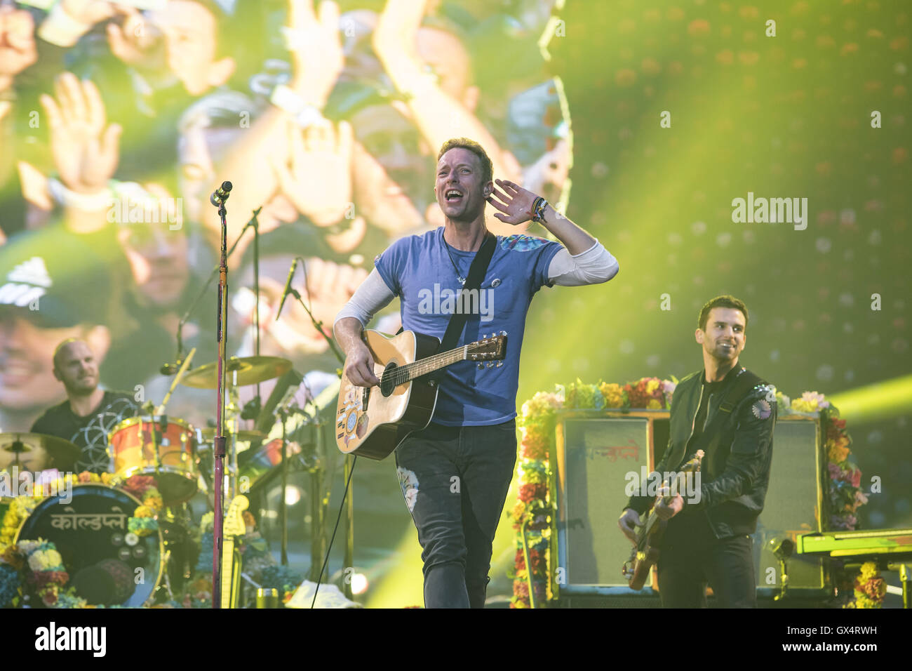 Coldplay performs live with a fantastic light display at Wembley ...