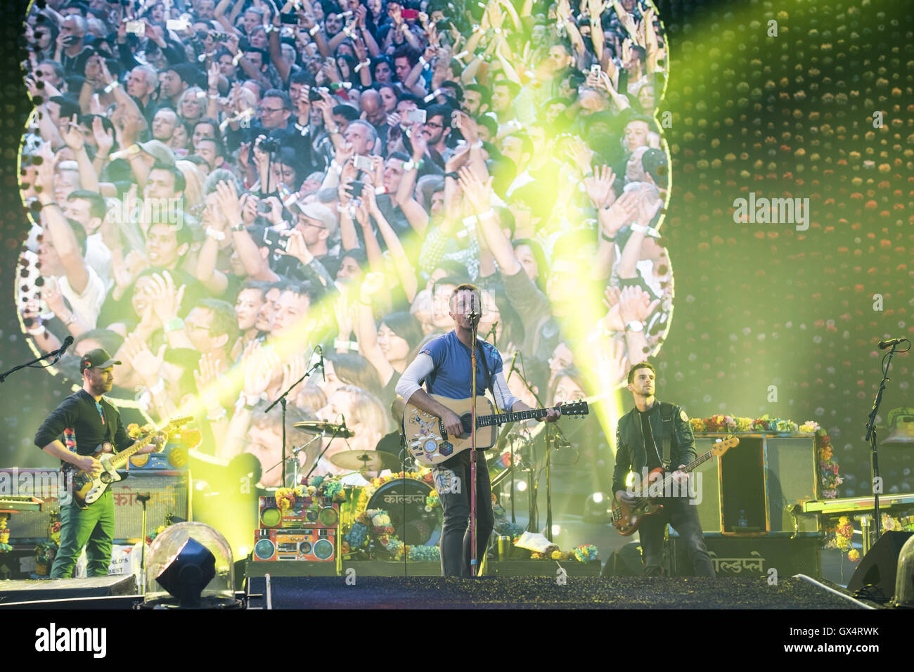 Coldplay performs live with a fantastic light display at Wembley ...