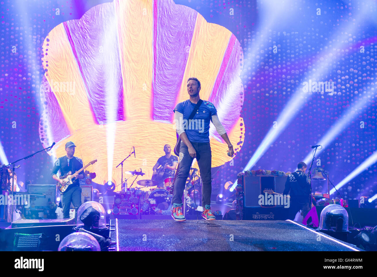 Coldplay performs live with a fantastic light display at Wembley ...