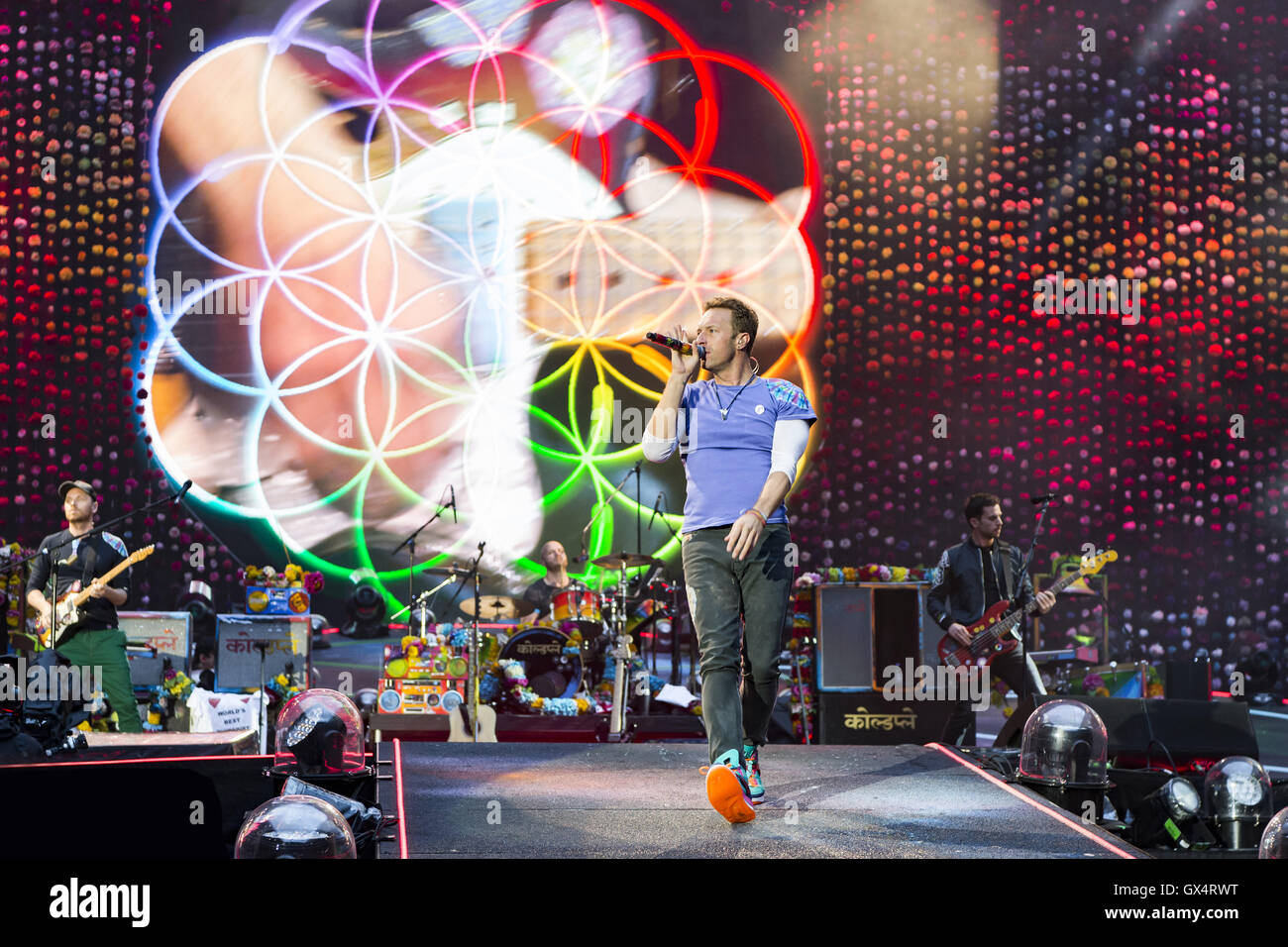 Coldplay performs live with a fantastic light display at Wembley ...